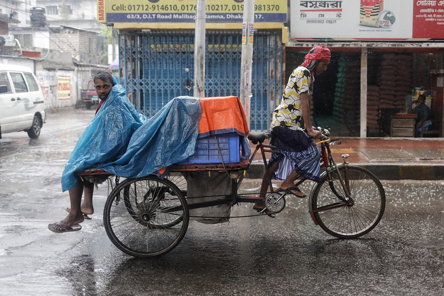 Short-lived rain brings inadequate relief from sweltering heat in Dhaka ...