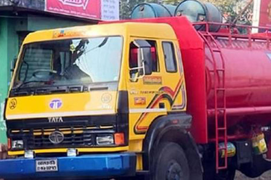 Tank-lorry owners threaten indefinite strike from Aug 1 | The Financial ...