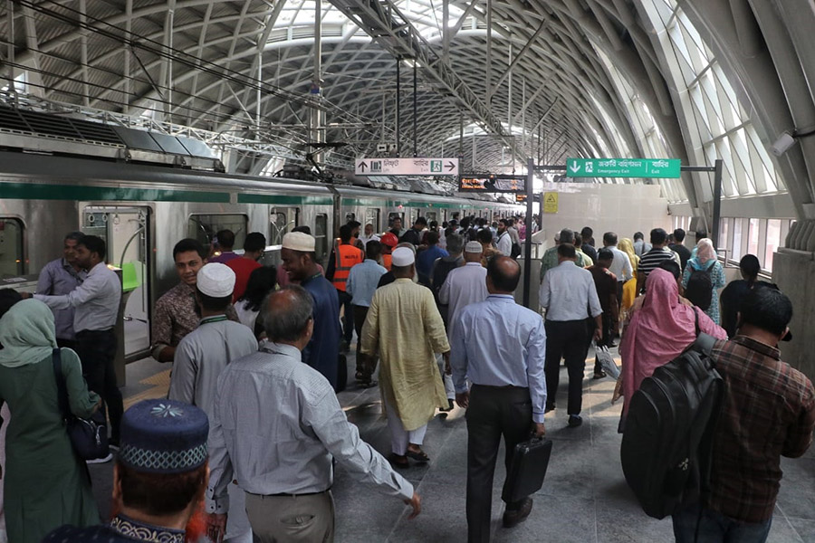 Agargaon-Motijheel part of metro rail gets crowded with commuters ...