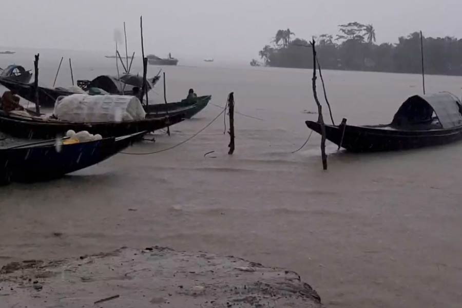 Cyclone Midhili begins to cross coast near Khepupara | The Financial ...