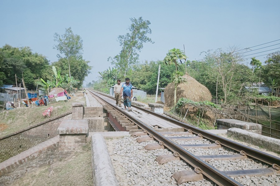 Gaibandha people walk through rail bridges, risking life | The ...