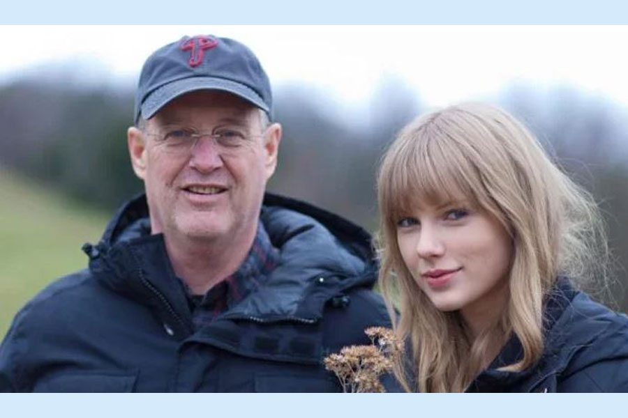 Taylor Swift's father Scott Swift accused of assaulting photographer ...