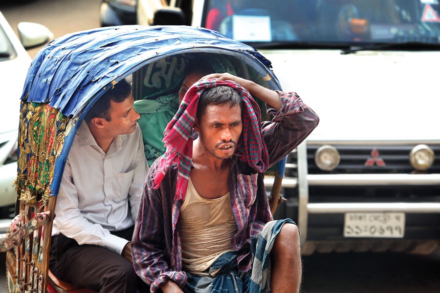 Heat waves can't beat hunger: Struggles of rickshaw pullers | The ...
