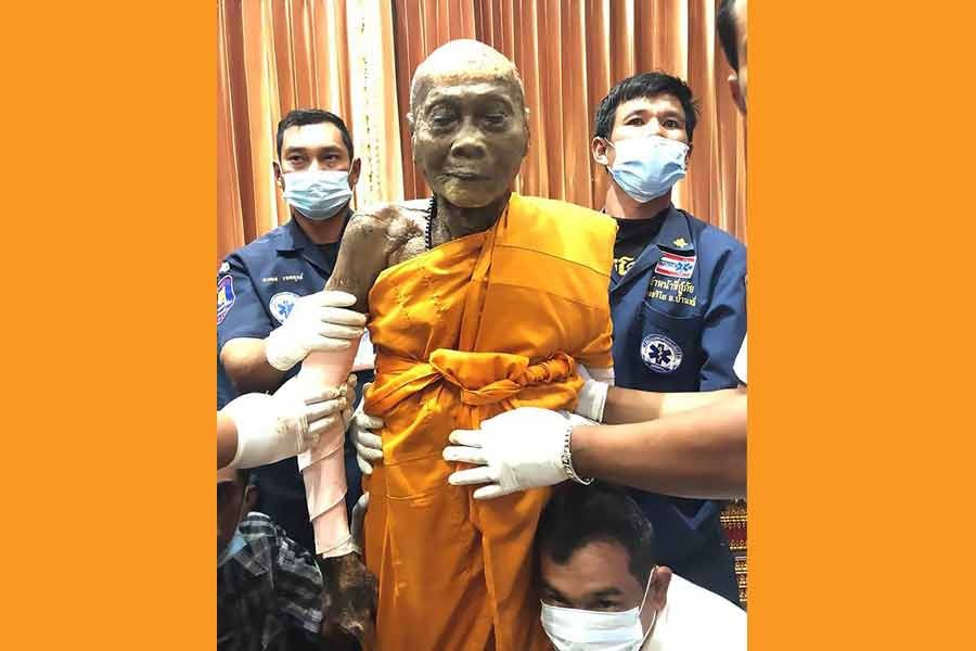 Dead Buddhist monk 'smiles' two months after being buried | The ...
