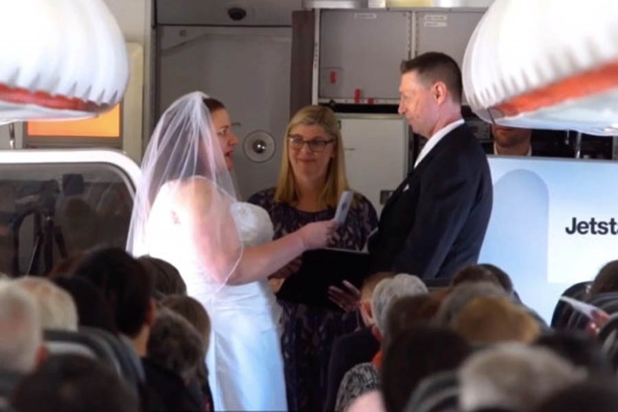 Couple get married on a plane 37,000 feet in the air | The Financial ...