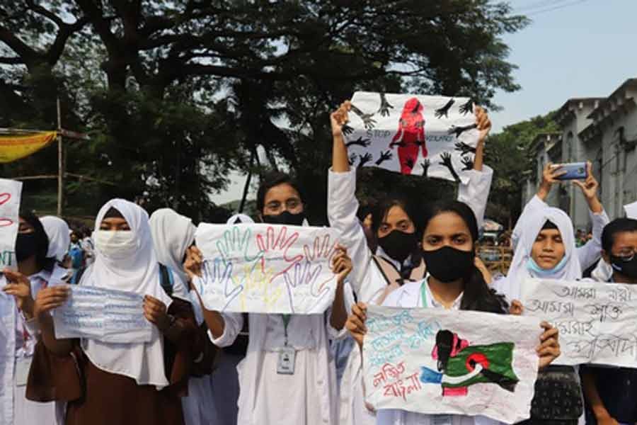Bakshibazar intersection blocked after bus helper ‘threatens student ...
