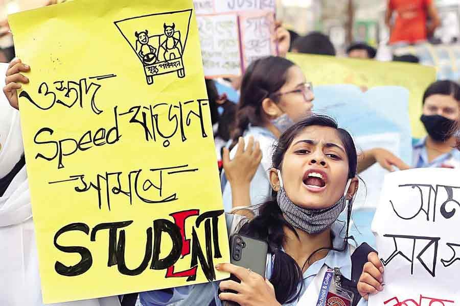 Students block Dhanmondi, Asad Gate streets to demand safe roads | The ...
