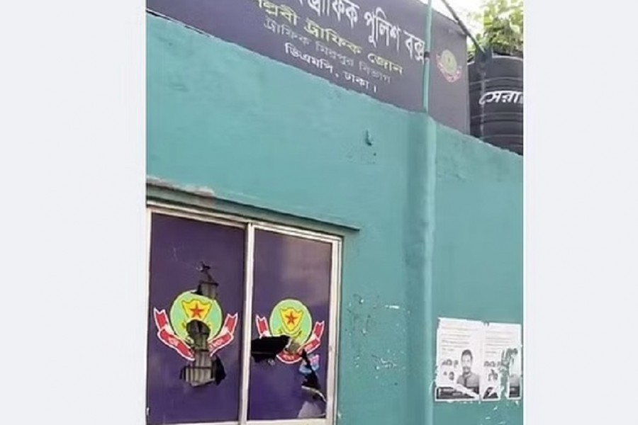 Battery-run rickshaw drivers vandalise Mirpur traffic boxes | The Financial Express