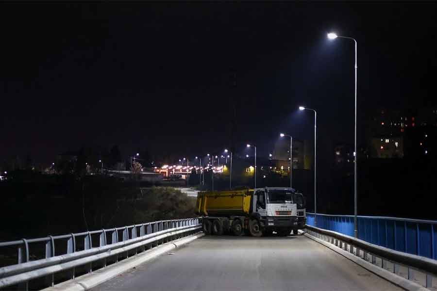 Kosovo closes main border crossing after roadblock in Serbia | The ...